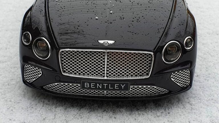 Plaque personnalisée : Robert Lewandowski fait parler de sa Bentley 🔰